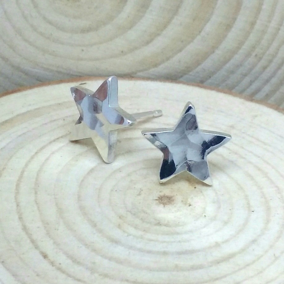 Little chunky Hammered star studs